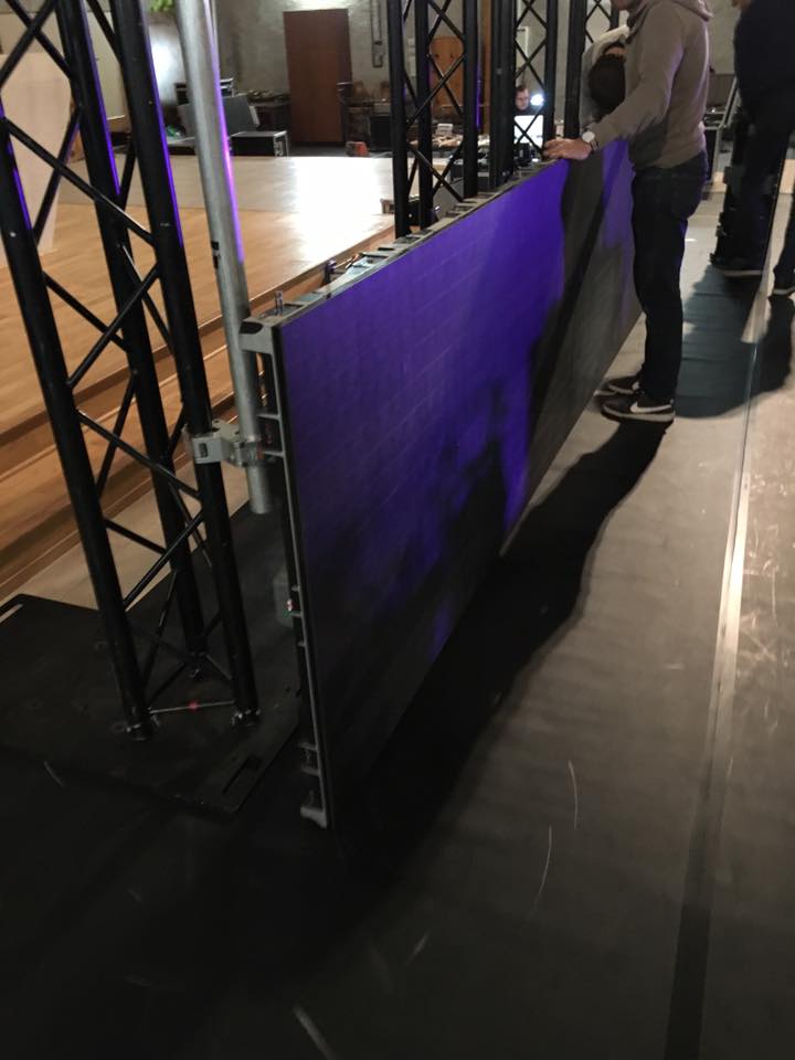 Montage-des-murs-LED-pour-les-décors-vidéo - Lumisson